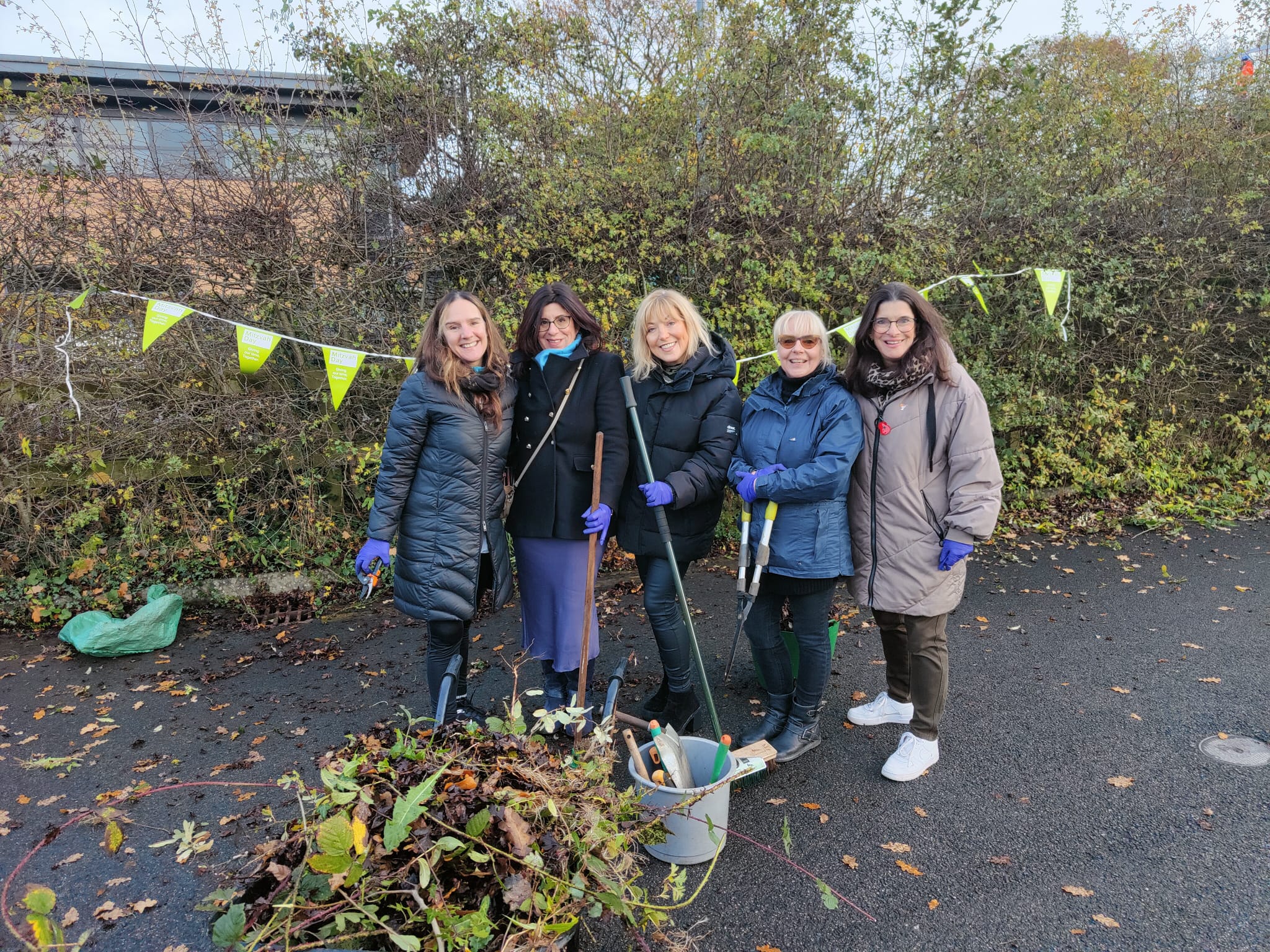 Local synagogue helps St Ann’s Hospice with Mitzvah Day volunteering ...